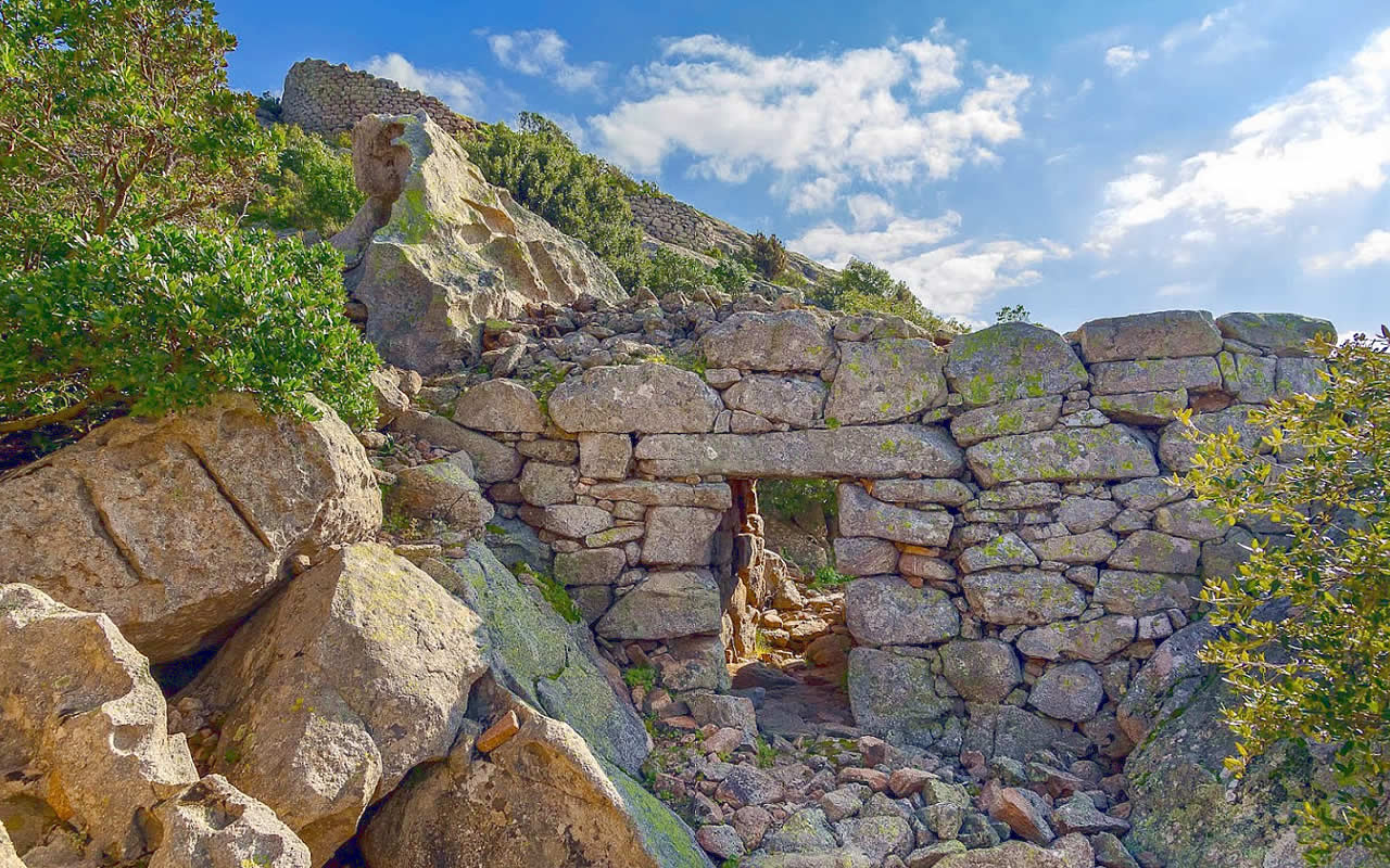 A Olbia ci sono anche i Nuraghe, e quello di Riu Mulinu è assolutamente ...